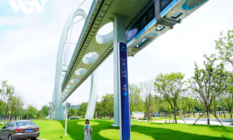 Trải nghiệm tàu treo trên không đầu tiên vừa chính thức vận hành ở ...