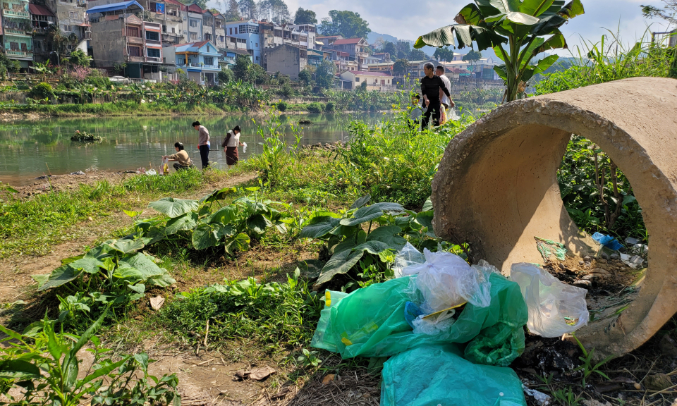 Nhiều rác thải ven sông trong ngày lễ ông Công ông Táo - Báo Cao Bằng ...