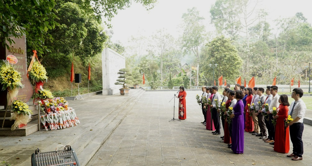 Khối thi đua các cơ quan Đảng tỉnh dâng hoa tại Khu di tích lịch sử Nặm ...