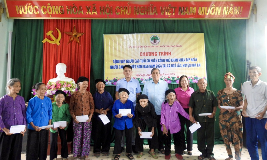 Trao 60 suất quà cho người cao tuổi hoàn cảnh khó khăn huyện Hòa An ...