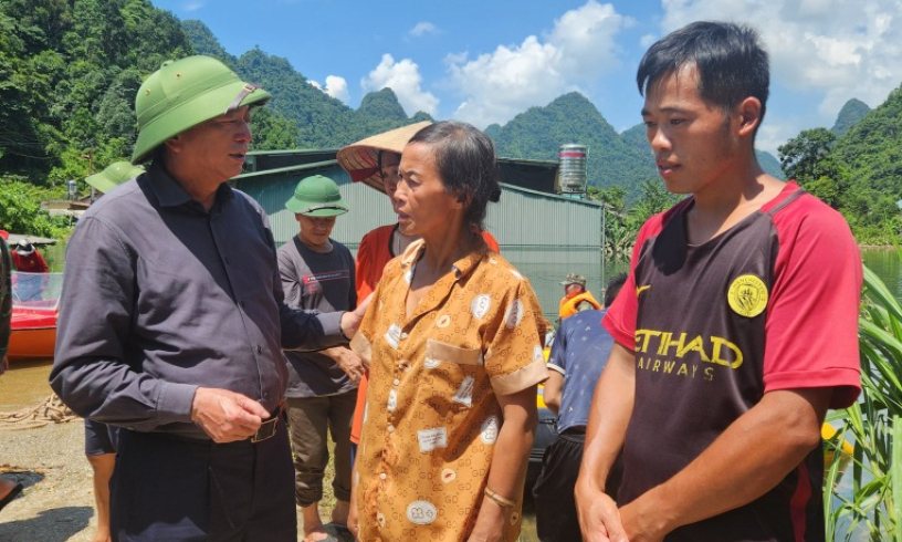 Chủ tịch UBND tỉnh Hoàng Xuân Ánh kiểm tra tình hình khắc phục hậu quả mưa lũ tại xã Quang Vinh ...