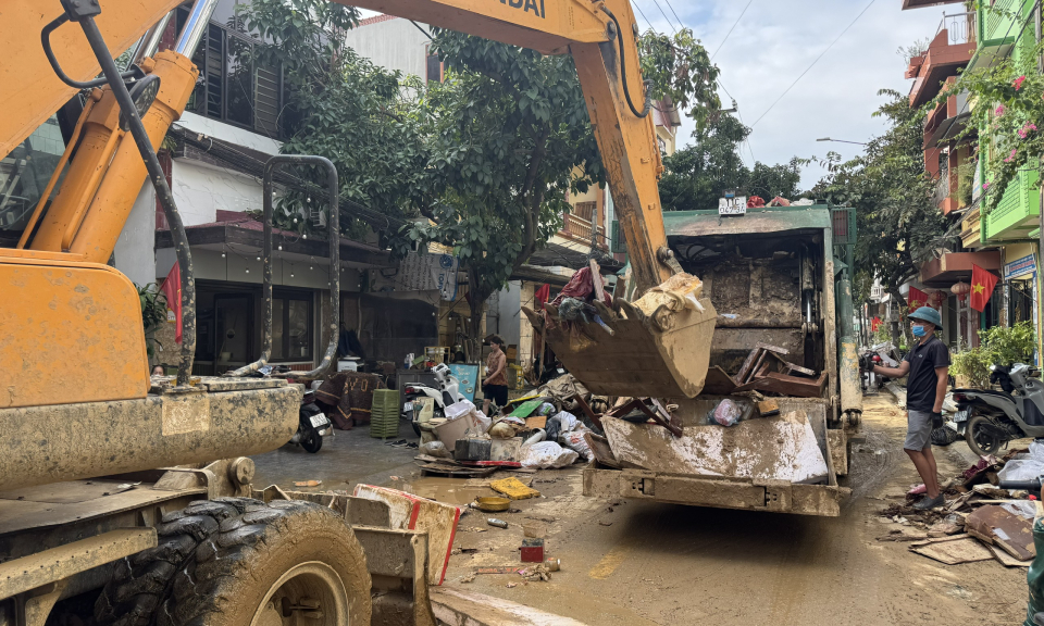 Nâng cao ý thức người dân trong việc xử lý rác thải sau mưa lũ - Báo ...